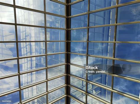 건물의 채광창 또는 유리 선루프 천장 상업용 사무실 또는 산업 건물의 창입니다 현대 디자인 아키텍처 또는 자연 햇빛 개념을 사용한 에너지 보존 모델 0명에 대한 스톡 사진