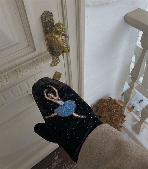 ᴠʟᴀᴅɪsʟᴀᴠᴀ On Instagram “Любимые бархатные варежки ручной работы драгоценный подарок от мамы ♥