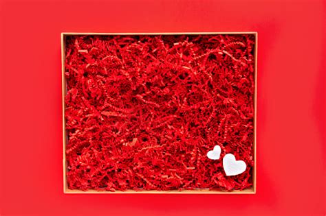 일반 빨간색 배경에 파쇄 된 빨간 종이선물 상자를 열었습니다 플랫 레이 상단 보기 제품 교체를 위한 상자입니다 발렌타인 데이 선물 상자에 대한 스톡 사진 및 기타 이미지