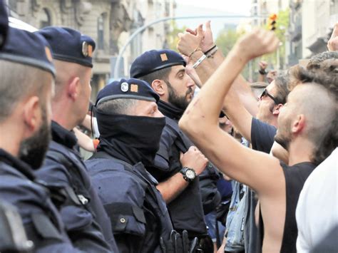 カタルーニャ：警官の暴力に反発、抗議拡大 毎日新聞