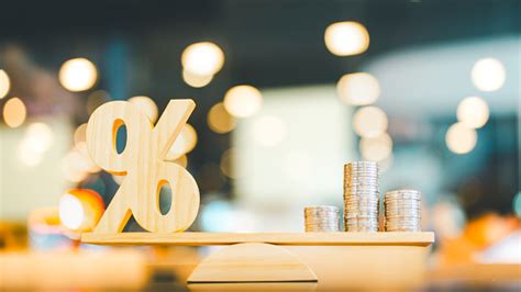 동전 스택과 나무 균형에 대한 백분율 모델 인플레이션 개념을 수정하기 위해 연준 금리를 인상하거나 낮추는 방법 시스템에 대한 개념 Federal Reserve에 대한 스톡