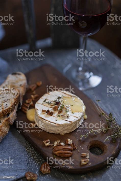 그릴 카망베르 또는 브리 치즈에 빵 토스트 견과류 허브 과일 잼을 곁들인 구운 건강한 식생활에 대한 스톡 사진 및 기타 이미지 건강한 식생활 견과 과일 Istock