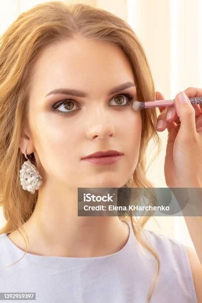 메이크업 아티스트는 눈꺼풀과 얼굴에 그림자와 컨실러의 아름다운 모델을 적용합니다 결혼식에 대한 스톡 사진 및 기타 이미지 결혼식 눈 신체 부분 립스틱 Istock