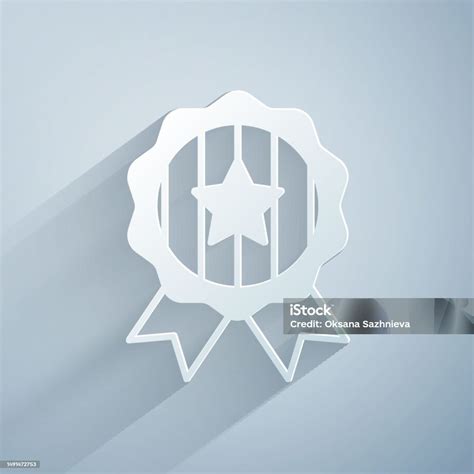 회색 배경에 분리 된 별 아이콘으로 종이 컷 메달 우승자 업적 기호 수상 메달 종이 아트 스타일 벡터 1위에 대한 스톡 벡터 아트 및 기타 이미지 Istock