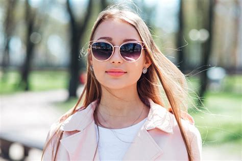 근접 시에는 선글라스와 함께 젊은 아름 다운 유행 여자의 초상화 거리에 대한 스톡 사진 및 기타 이미지 거리 걷기 공휴일 Istock