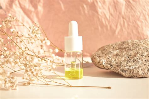 자연 배경이 있는 흰색 테이블에 유리 병에 에센셜 화장품 오일 병 아로마테라피 오일 천연 화장품의 개념 텍스트 공간입니다 건강관리와 의술에 대한 스톡 사진 및 기타 이미지