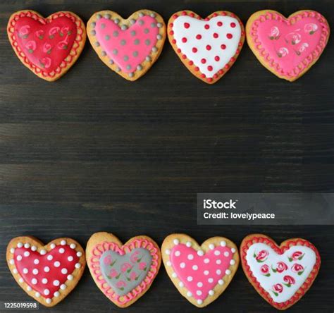 어두운 갈색 나무 배경에 사랑스러운 패턴 하트 모양의 로얄 아이싱 쿠키 0명에 대한 스톡 사진 및 기타 이미지 0명 2월 갈색 Istock