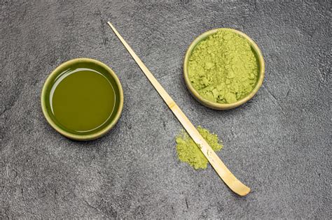 테이블 위에 놓인 대나무 계량 숟가락 녹색 그릇에 녹차 가루와 말차 마카차에 대한 스톡 사진 및 기타 이미지 마카차 숟가락 0명 Istock