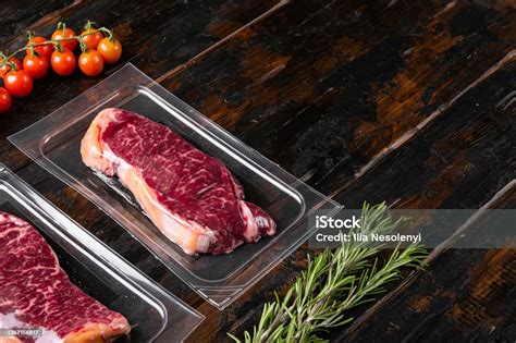 진공 팩에 생 대리석 쇠고기 스테이크 오래된 어두운 나무 테이블 배경에 텍스트 복사 공간 0명에 대한 스톡 사진 및 기타 이미지 Istock