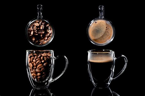 검은 색 배경에 커피와 함께 4 잔의 구성 왼쪽은 커피 콩이있는 컵의 측면 보기 위의 상단보기 기성커피가있는 컵의 측면 보기 그 위의 측면보기입니다 갈색에 대한 스톡 사진