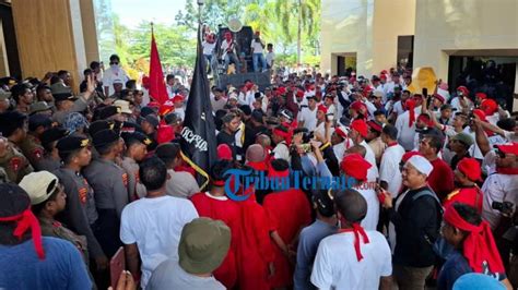 Warga Dan Pasukan Adat Tidore Gelar Aksi Tolak Dob Sofifi Bentrok