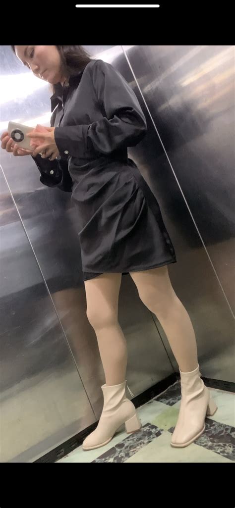 墨墨ttt On Twitter 尾随小少妇，原本只想着抄抄底的，但她刚进电梯就贴墙站，没有机会下手，为了惩罚她，想着射她刚脱下的骚靴子，拿鞋子的一瞬间门动了，吓得我拿着鞋子赶紧从消防楼梯