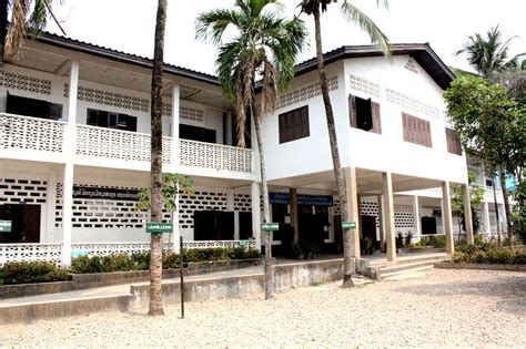 ໂຮງຮຽນພອນສະຫວັນ ແລະ ຊົນເຜົ່າກຽມມະຫາວິທະຍາໄລ ຮພຊ ມອບເຄື່ອງຊ່ວຍເຫຼືອ ໃນຕອນບ່າຍວັນ ອັງຄານ ທີ 16