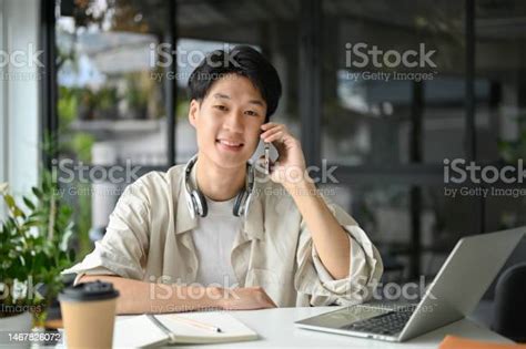 커피숍에서 원격으로 일하는 동안 누군가와 전화로 잘생긴 아시아 남자 20 24세에 대한 스톡 사진 및 기타 이미지 20 24세 남성 남자 사업가 Istock
