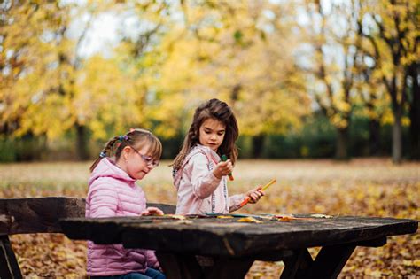 공원에서 화려한 막대기로 놀고있는 다운 증후군을 앓고있는 소녀 자매와 함께 2명에 대한 스톡 사진 및 기타 이미지 2명 6 7 살 8 9 살 Istock