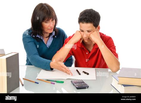 Eine Erwachsene Frau Mutter Hilft Ihrem Sohn Am Schreibtisch Beim Hausaufgaben Machen Lernen