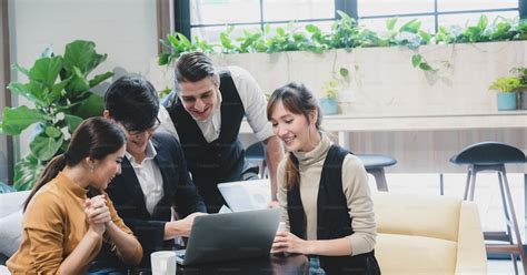 비즈니스 파트너 팀 협력 동료 파트너십과의 브레인 스토밍 및 악수 계약 거래 프로젝트 고객과의 임원 토론 비즈니스 관리자의 팀워크 사진 Unsplash의 성공 이미지