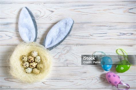 착 색된 부활절 달걀과 부활절 날에 집에서 토끼 귀 둥지 봄에서 부활절을 축 하합니다 회화 계란입니다 0명에 대한 스톡 사진 및 기타 이미지 Istock