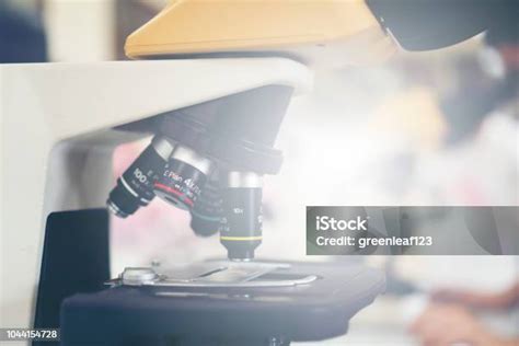 실험실에서 금속 렌즈와 현미경의 클로즈업 샷 Stem 주제에 대한 스톡 사진 및 기타 이미지 Stem 주제 개발 건강 진단 Istock