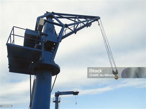 매달린 후크와 하얀 흐린 하늘이 있는 블루 하버 크레인 항구 화물 컨테이너 야드에 무거운 부하 도크 사이드 크레인 산업 현장 두루미에 대한 스톡 사진 및 기타 이미지