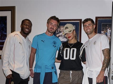 قاب یادگاری ریحانا با ستاره‌های میلان و منچسترسیتی عکس طرفداری