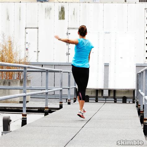 Skips With Arm Circles 锻炼方法 Skimble Workout Trainer