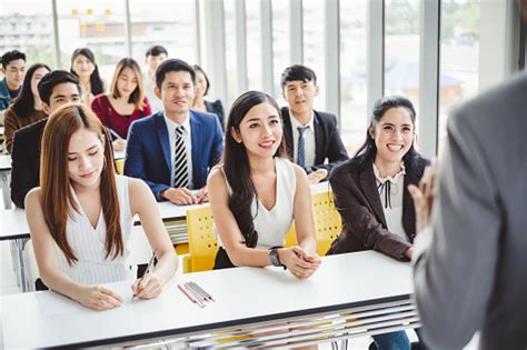 성공의 열쇠에 대 한 비즈니스 회의 대 한 관객의 많은 세미나에서 이야기 하는 스피커 교육 강좌에 대한 스톡 사진 및 기타 이미지 교육 강좌 아시아인 워크숍 Istock