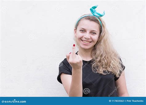 Scopata Della Mano Di Manifestazioni Della Ragazza Fotografia Stock
