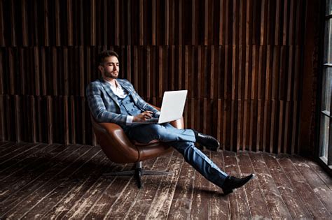 젊은 성공적인 사업가는 로프트 사무실에 앉아있는 동안 노트북 뒤에 작업하고 있습니다 노트북에서 일하는 수염난 남자 경영자에 대한 스톡 사진 및 기타 이미지 Istock