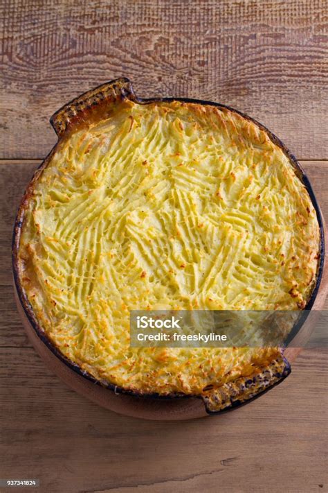 셰퍼드 파이아일랜드에서 인기 있는 요리입니다 쇠고기 고기 으깬된 감자 치즈 당근 양파 녹색 완두콩 캐 서 롤 감자 그라탕에 대한 스톡 사진 및 기타 이미지 Istock