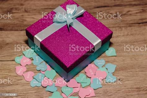 발렌타인 데이 인사말 카드 멀티 컬러 하트에서 장식 나무 바탕에 활과 밝은 핑크 선물 나비매듭에 대한 스톡 사진 및 기타 이미지 나비매듭 다중 색상 디자인 Istock
