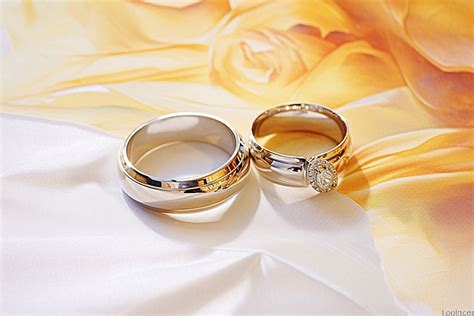 흰 시트에 누워 있는 두 개의 결혼 반지 운이 좋은 다이아몬드 반지 배경 일러스트 및 사진 무료 다운로드 Pngtree