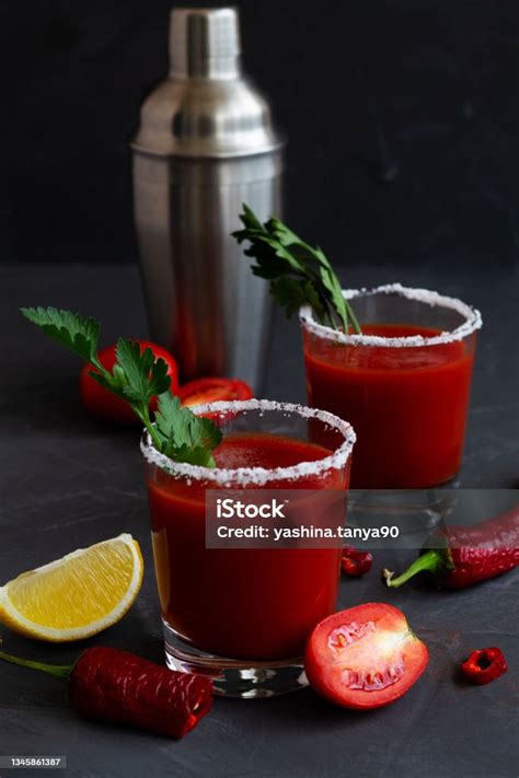소금을 곁들인 토마토 주스 재료와 블러디 메리 칵테일 검은 색 배경에 고립 된 유리에 보드카와 토마토 주스와 알코올 음료 테이블에 후추와 뱀파이어 칵테일 복사 공간을