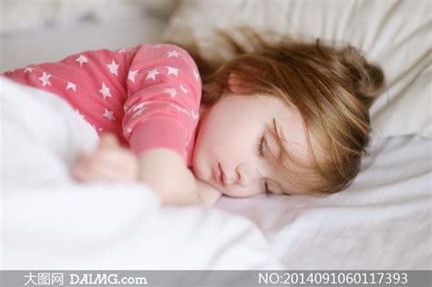躺在床上睡着的小女孩摄影高清图片 大图网图片素材