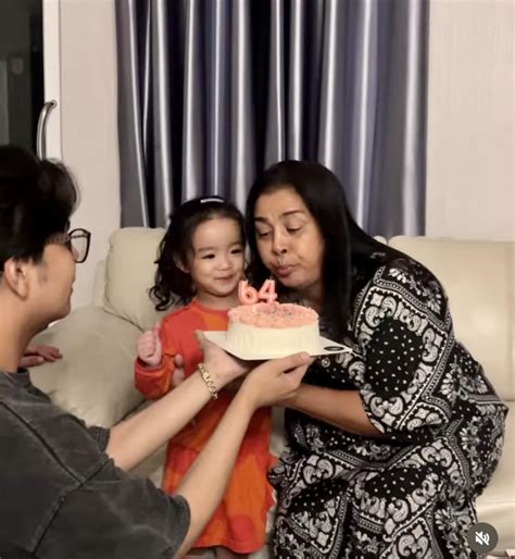 Photo Gallery “ลุกซ์” น้อง “ใบเตย” โพสต์ภาพหลานสาว “น้องเวทมนต์” เริงร่าช่วยคุณยายเป่าเค้กวันเกิด