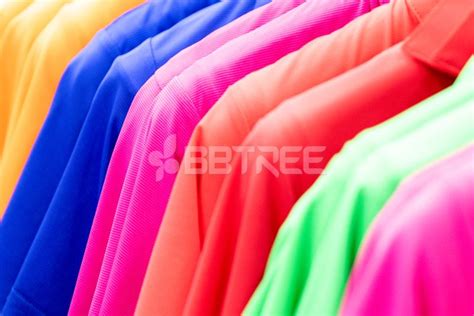 옷걸이에 걸려 있는 화려한 옷 패션 모모 사진 의류 패션 옷감 색상 패턴 추상 파란색 빨간색 색 무지개 옷 질감 시장 분홍색 오렌지 디자인