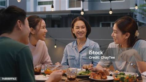 중년의 엄마는 사랑 배려가 좋은 따뜻한 시간을 가진 어린 어른 아이를 보고 기쁨의 미소를 짓는다 아시아 사람들 여성 성인 나이