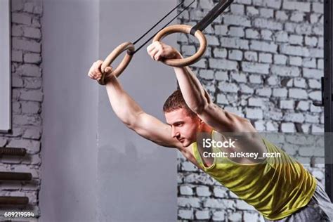 젊은 선수 체육관에서 벽돌 벽에 체조 링에서 위로 잡아 당겨 Sportwear 남자가 있다 T 셔츠에 대한 스톡 사진 및 기타 이미지 Istock