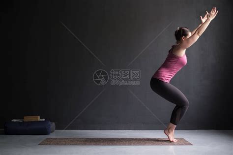 年轻的运动型女练习瑜伽高清图片下载 正版图片505785090 摄图网