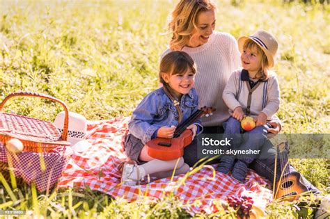 행복 한 어머니 자연에 소풍에 그녀의 작은 아이 들과 함께 즐기는 3 명에 대한 스톡 사진 및 기타 이미지 3 명 가족