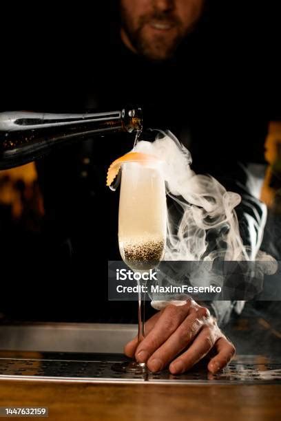 탄산 음료가 있는 와인잔과 병에서 유리로 액체를 붓는 바텐더에 집중 결정체에 대한 스톡 사진 및 기타 이미지 결정체 그릇 근거리 초점 Istock