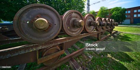 유지 보수 작업에 저장되고 복원되기를 기다리는 철도 마차의 녹슨 바퀴를 철로 객차에 대한 스톡 사진 및 기타 이미지 객차 복원 강철 Istock