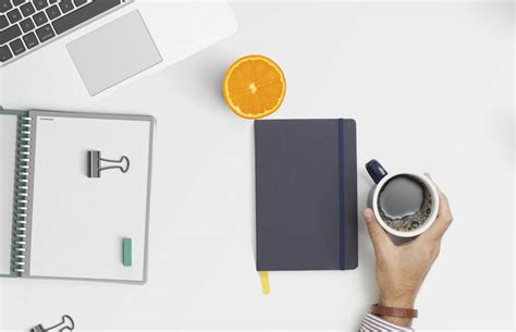 무료 이미지 작업 공간 데스크톱 커피 내려다 보며 건반 입안자 최소의 남자 모형 과일 주황색 잡동사니 그릇 깨끗한 화이트 블로그 노트북