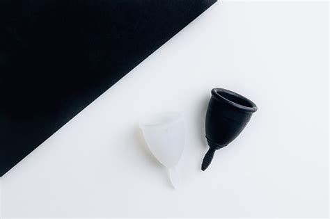 흑백 배경에 두 개의 생리컵 대체 여성 위생 제품 기간 동안 여성 건강 개념입니다 플랫 레이 공간을 복사합니다 0명에 대한 스톡 사진 및 기타 이미지 Istock