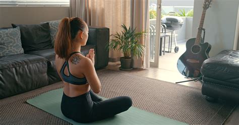 요가 명상 여성과 함께하는 마음챙김 집에서의 피트니스 루틴 나마스테 자세 선 여성 요가 및 에너지 균형과 웰빙 건강 및 활동적인 라이프 스타일 거실에서 운동 십대에 대한