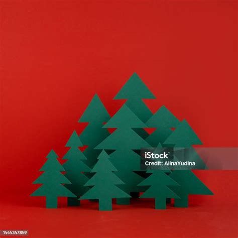 밝은 크리스마스 배경 미니멀한 현대적인 스타일 복사 공간 광장의 빨간색 배경에 종이 녹색 가문비나무 숲 프레젠테이션 제품 광고