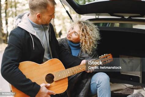 기타와 함께 숲에있는 하얀 자동차 트렁크에 앉아있는 낭만적 인 커플 2명에 대한 스톡 사진 및 기타 이미지 2명 걷기 남자 Istock