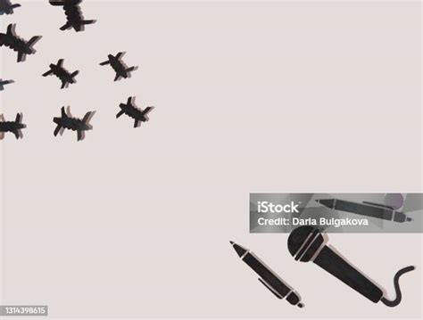 세계 언론 자유의 날 개념 5월 3일 언론의 자유를 상징하는 종이로 만든 마이크와 펜은 철조망과 금지에 저항합니다 베이지 색 배경 공간을 복사합니다 기치 3에 대한 스톡