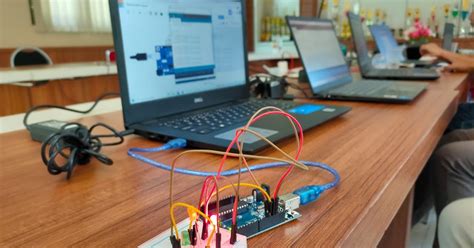 Praktik Simulasi Lampu Lalu Lintas