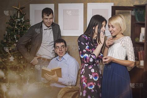 四个男人和女人的朋友进来窃窃私语